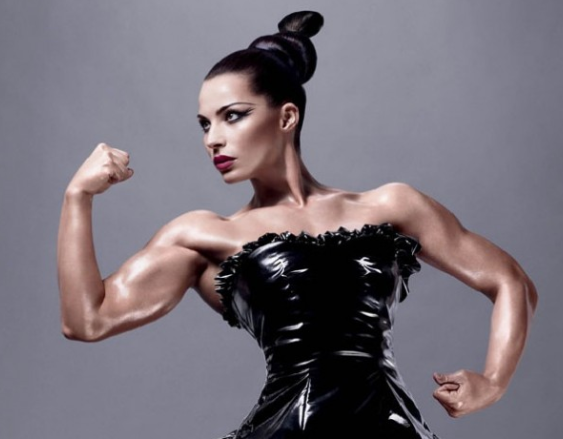 Une bodybuildeuse égérie de la nouvelle collection M.A.C.