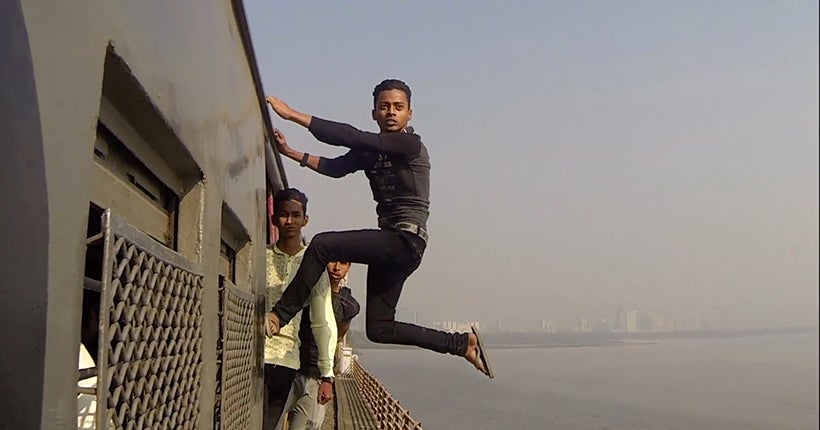 Docu : à la rencontre des “train surfers” de Mumbai