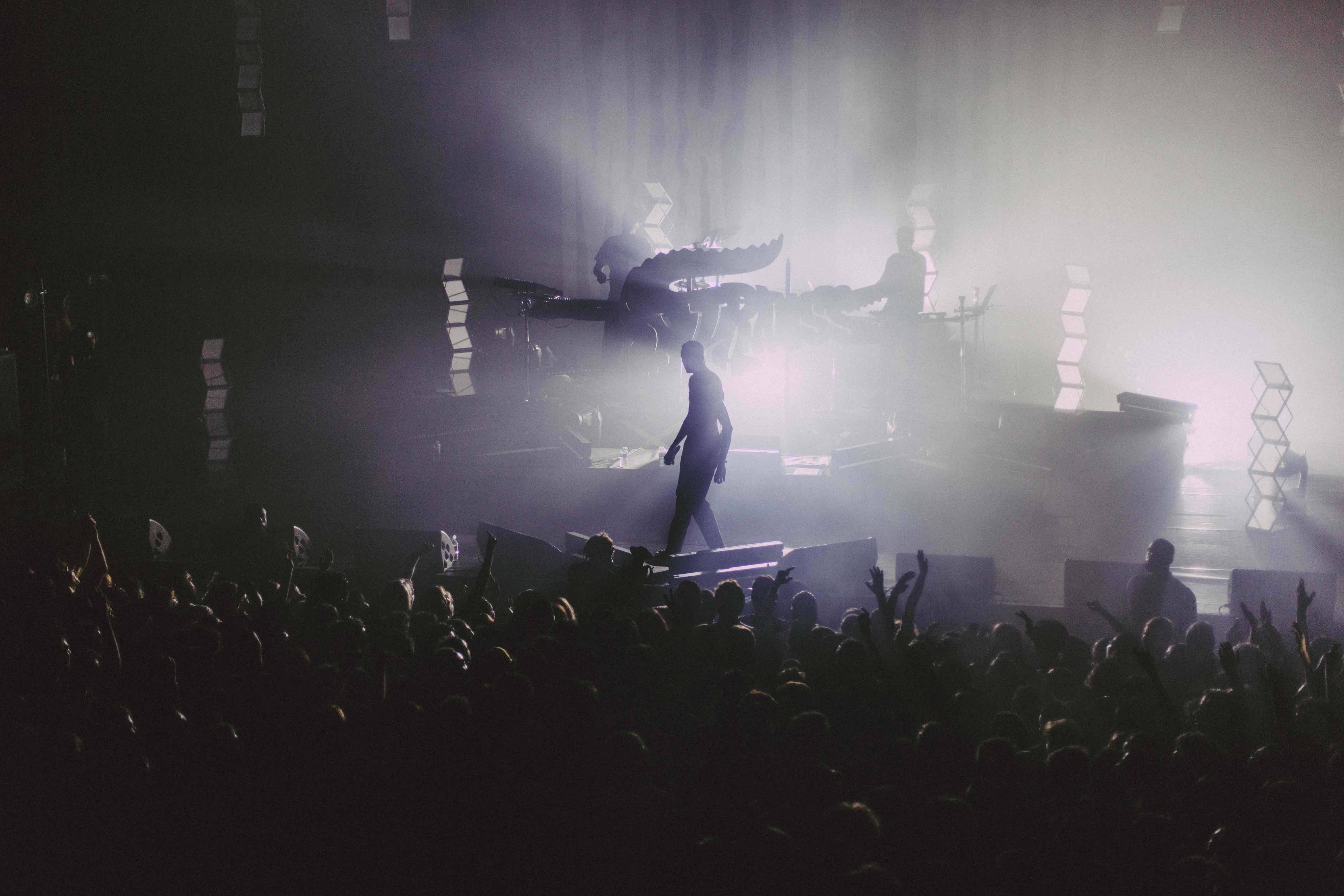 En images : dans les coulisses du concert de Roméo Elvis à l’Olympia