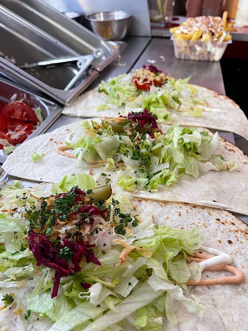 On a embarqué Orelsan au Magic Beau Gosse, le kebab culte de Caen
