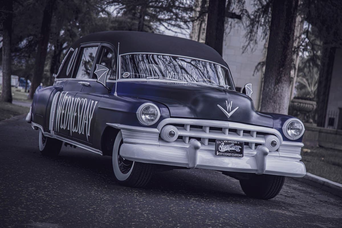 Avis aux fans de Mercredi, il est possible de conduire la voiture de la ...