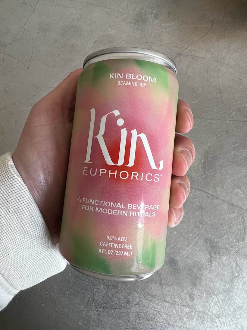 On a testé Kin Euphorics, la boisson aux adaptogènes de Bella Hadid