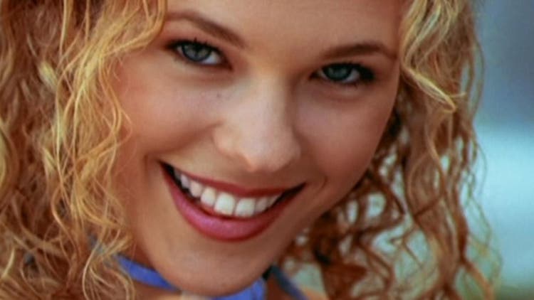 Lorie est de retour et réadapte ses anciens morceaux avec la jeune génération