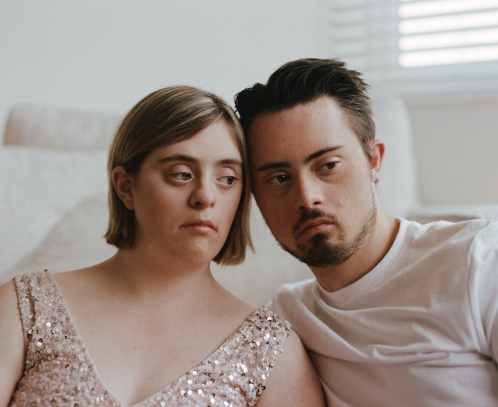 Amour sur lit conjugal : des couples photographiés dans leur chambre en toute intimité