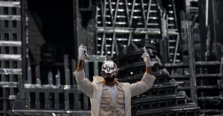 On décrypte la nouvelle tenue de scène de The Weeknd, de plus en plus ...