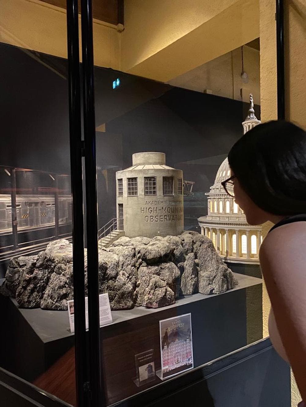 Avis aux fans de cinéma : Wes Anderson est la star du Musée Cinéma et Miniature de Lyon