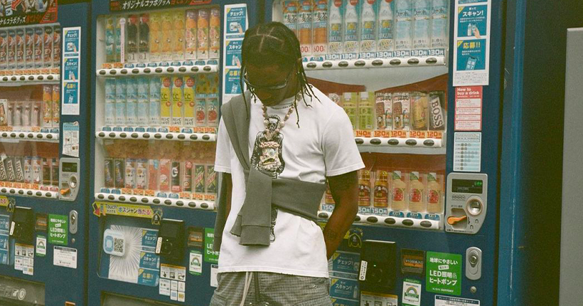 On sait enfin pourquoi Travis Scott baisse la tête sur ses photos (et c ...