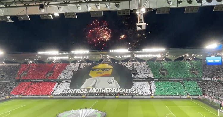 Les supporters de l’AC Milan sortent un incroyable tifo Matrix pour ...