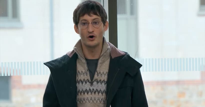 Pierre Niney sait tout faire (même s’enfiler les pires sauces piquantes)