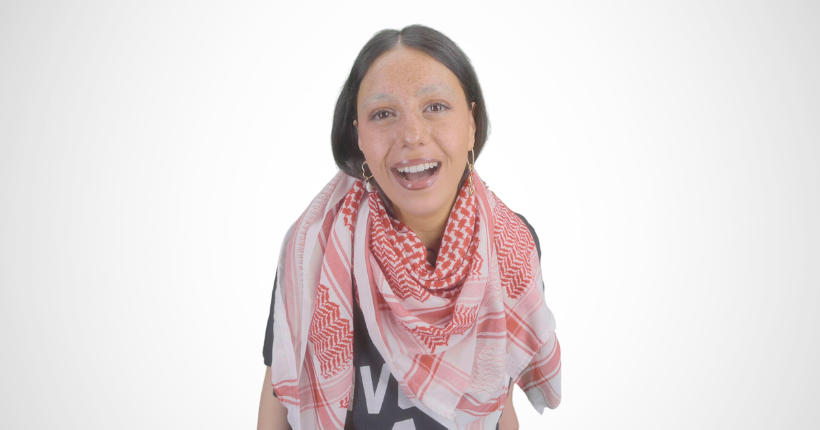 Rayene remonte en 2005 pour te raconter l’histoire du keffieh