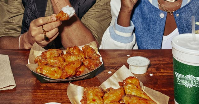On a testé Wingstop, le poulet frit rendu célèbre par Rick Ross qui ...