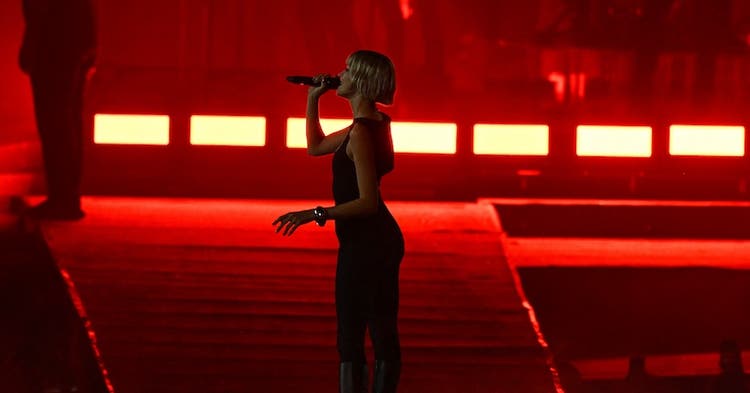 Angèle annonce la sortie de « Nightcall » avec Kavinsky et Phoenix, le ...