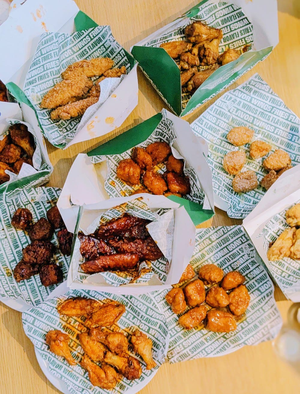 On a testé Wingstop, le poulet frit rendu célèbre par Rick Ross qui ...