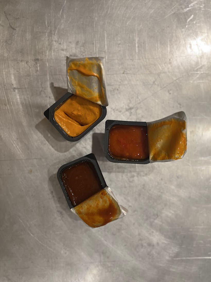 On a testé les sauces Hot Ones de McDonald’s (et on a vraiment eu chaud)