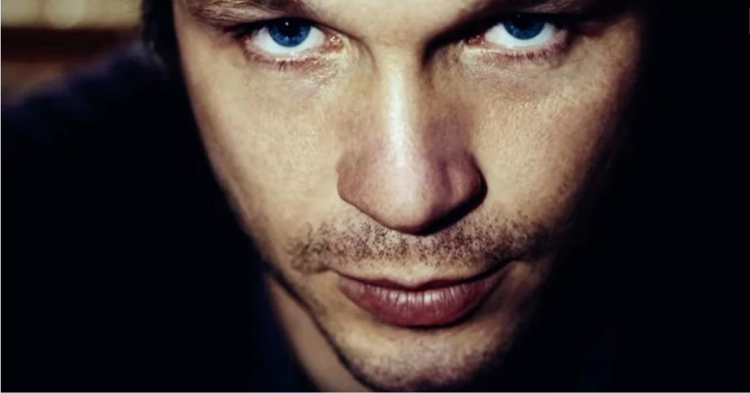 On vous raconte l’histoire du logo Parental Advisory Explicit Lyrics qu ...