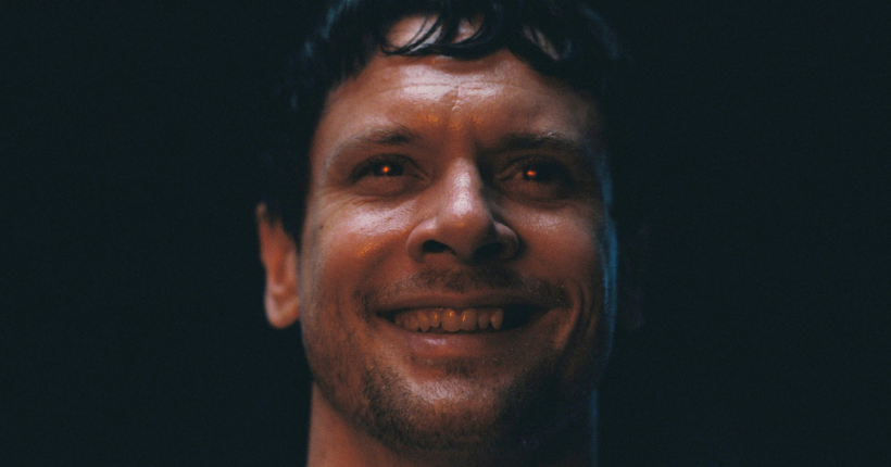 On vous raconte l’histoire du logo Parental Advisory Explicit Lyrics qu ...