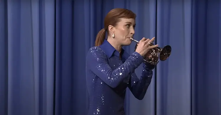 Severance : Britt Lower joue (très bien) le thème de la série chez ...